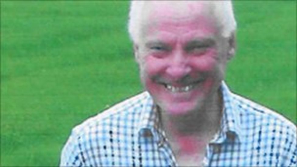 Searches continue for lost sailor Neil Mackenzie - BBC News