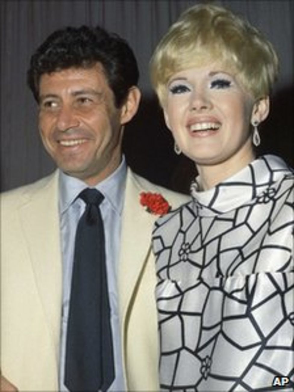 US singer Eddie Fisher dies at 82 - BBC News