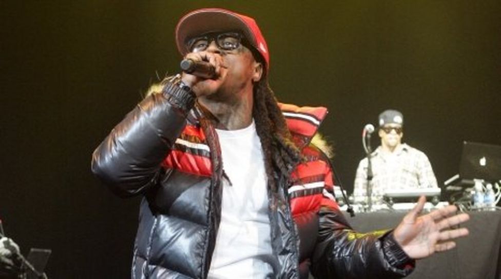 Rapper Lil Wayne is released from prison in New York - BBC News