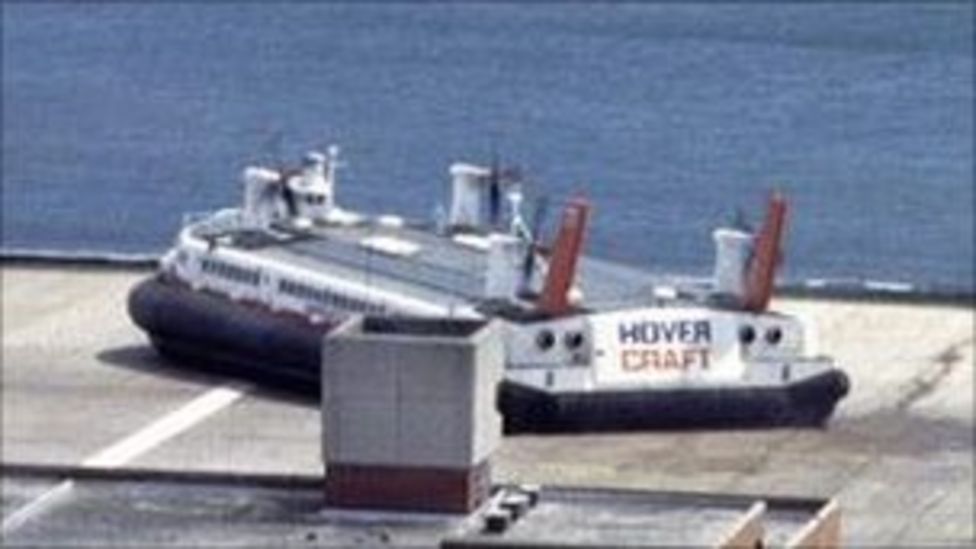 Hovercraft crew mark 10 years since final Dover flight - BBC News