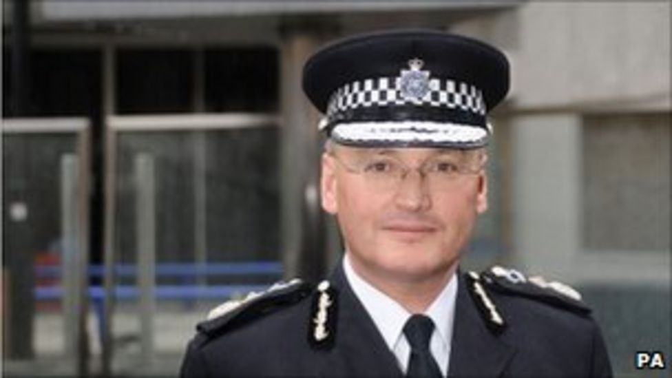Met police chief's internet crime warning - BBC News
