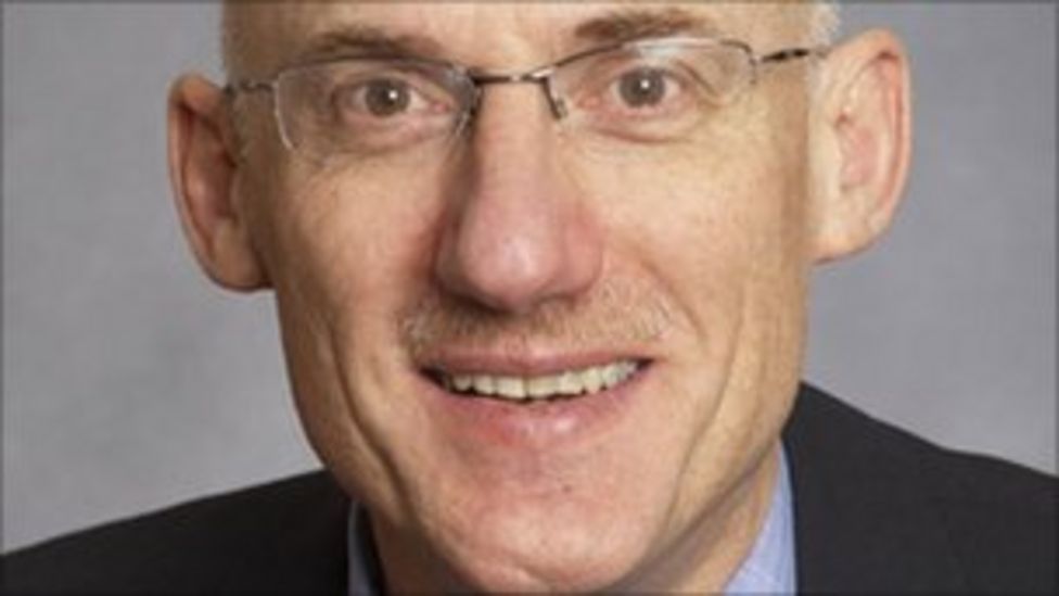 NHS Highland chief Dr Roger Gibbins to stand down - BBC News