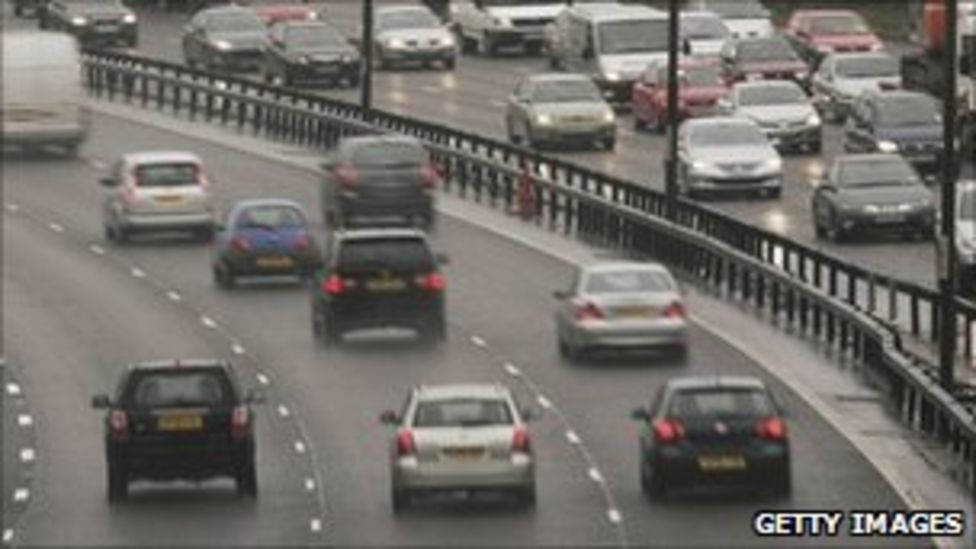 Man 'killed by lorry in M25 bridge fall' - BBC News