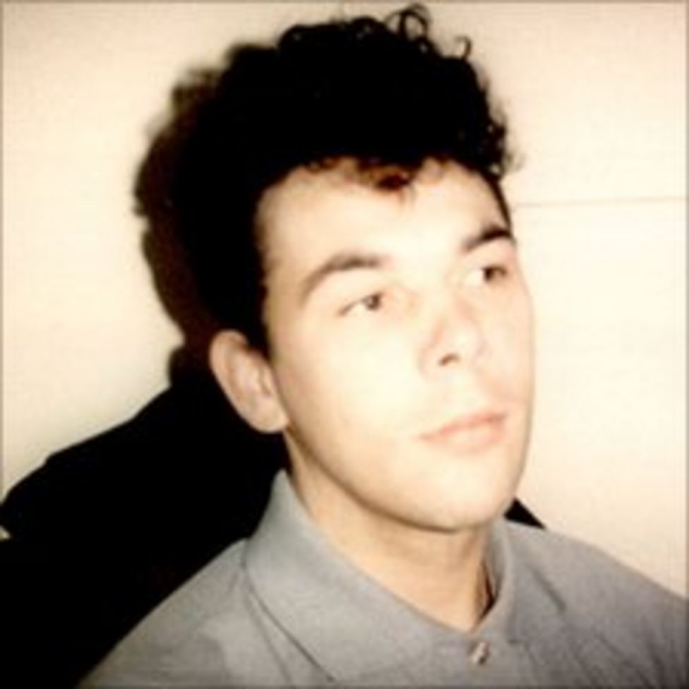 Pop star Billy McKenzie's brother dies in fire - BBC News