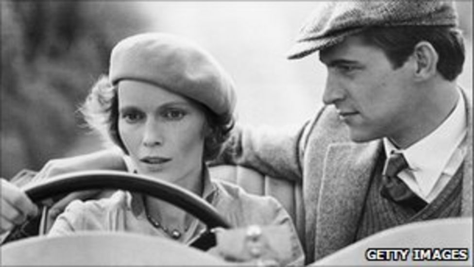 Casualty actor Simon MacCorkindale dies aged 58 - BBC News