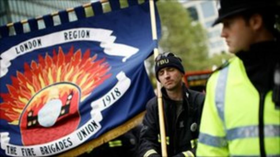 London fire crews end eight-hour strike over contracts - BBC News