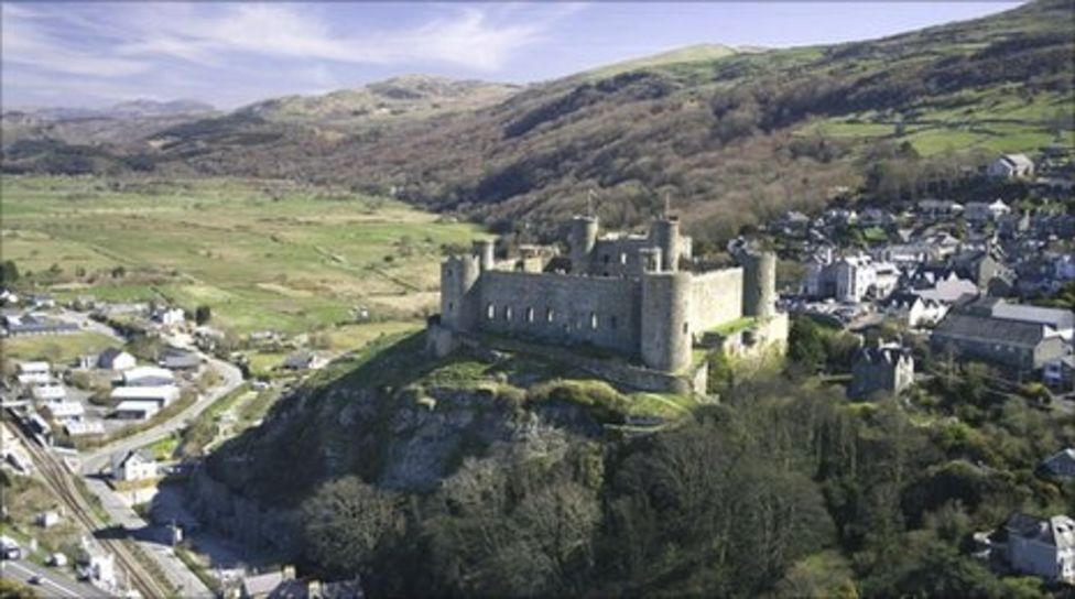 Harlech Castle to get new visitors' centre - BBC News