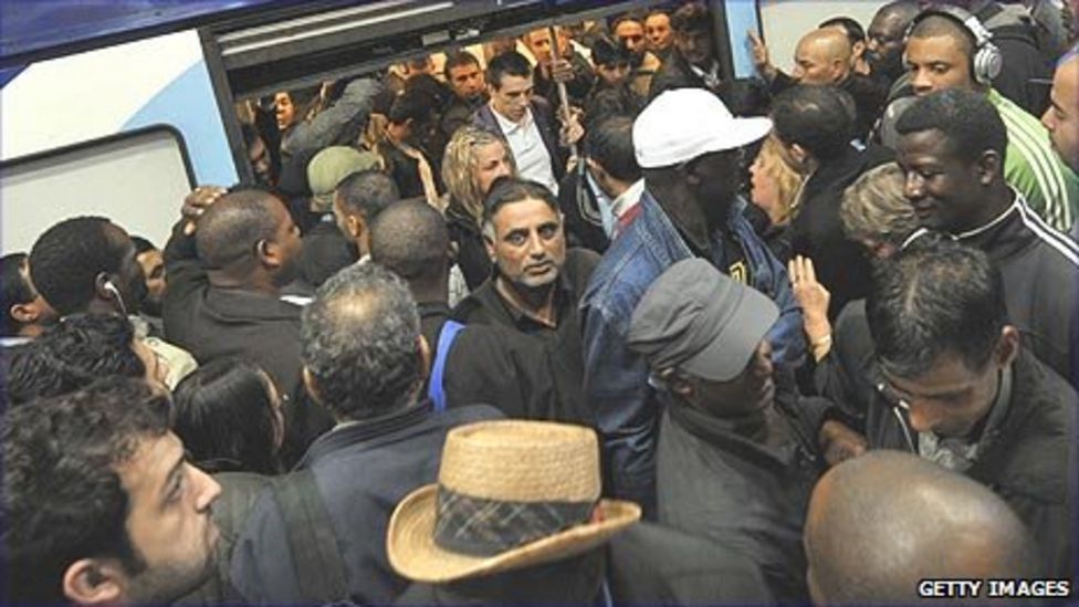 Who, what, why: How to get off a busy train - BBC News