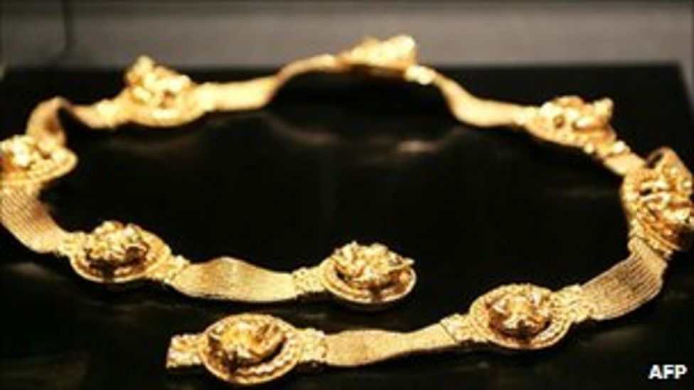 Rare Afghan gold collection to be displayed in UK - BBC News