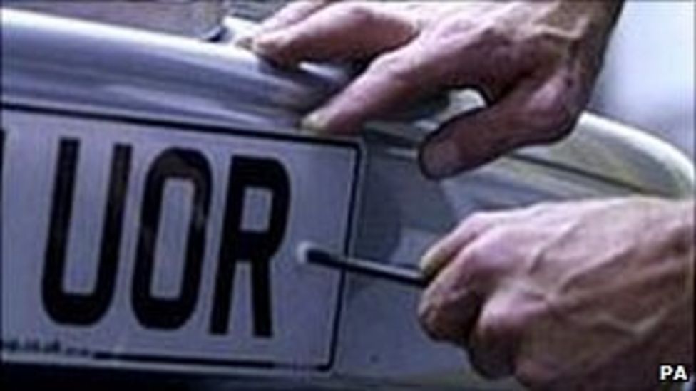 Swindon thieves target car number plates - BBC News