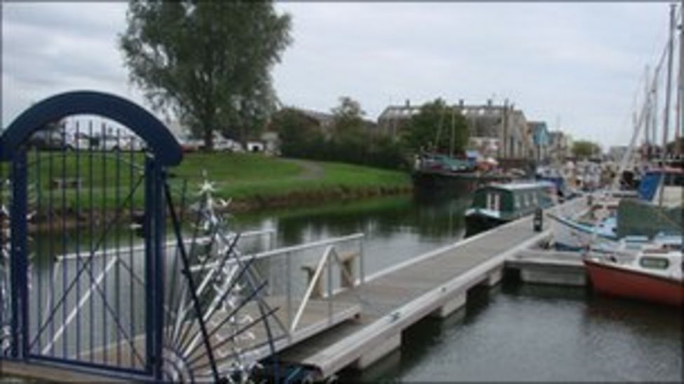 Gravesend Canal Basin gets Grade II listing - BBC News