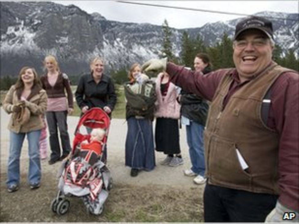 Polygamy in Canada: How many wives can a man have? - BBC News