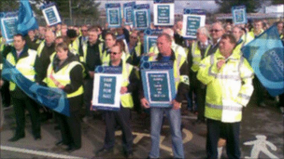 Nuclear warhead workers in Berkshire protest over pay - BBC News