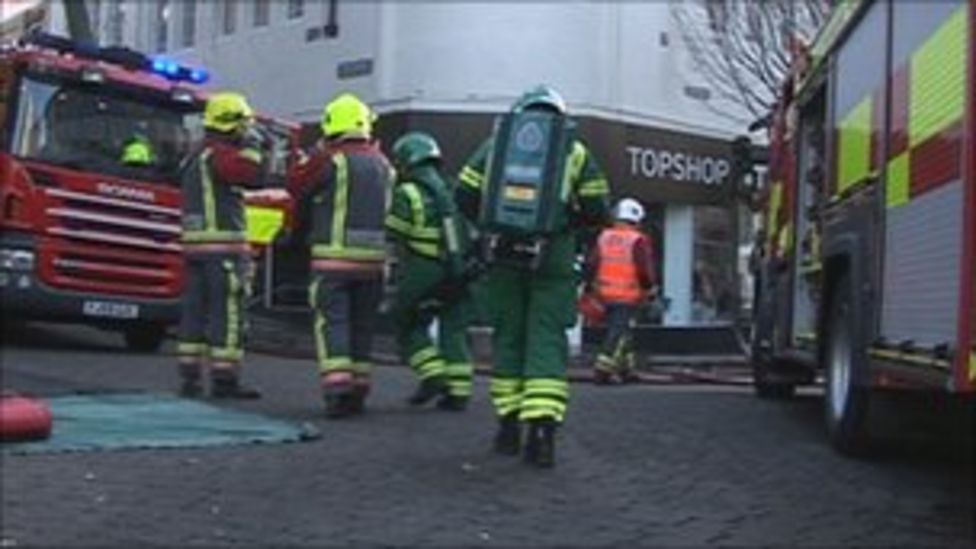 Nottingham shopping district closed by shop fire - BBC News