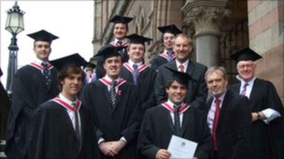 First Isle of Man college students graduate - BBC News