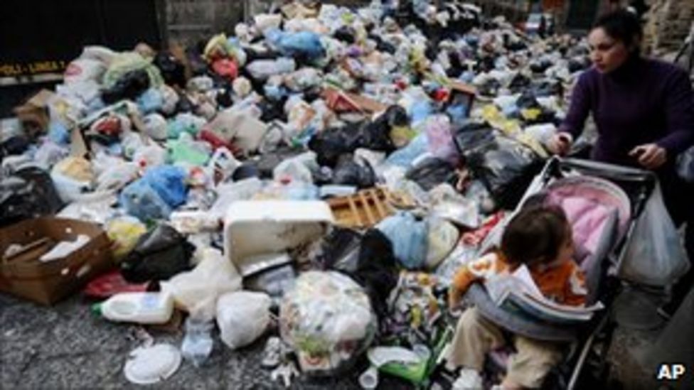Naples rubbish crisis: EU warns Italy of big fines - BBC News