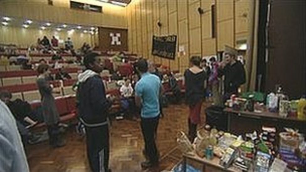 Student fees protests: Sit-ins continue through weekend - BBC News