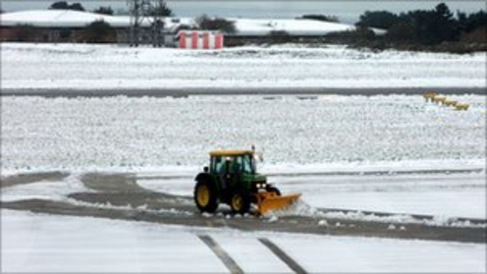 Snowfall hits travel in Guernsey and disrupts airport - BBC News
