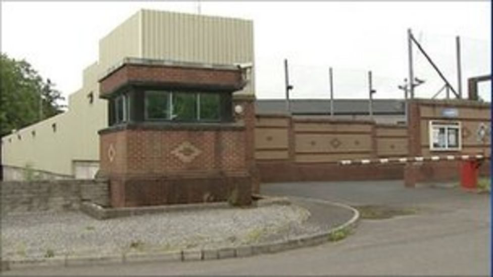 150 PSNI officers 'to be moved to guard duty' - BBC News