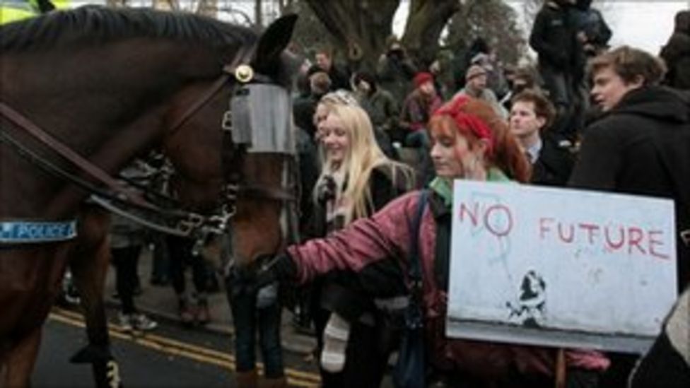 Bristol police urge student protest talks - BBC News