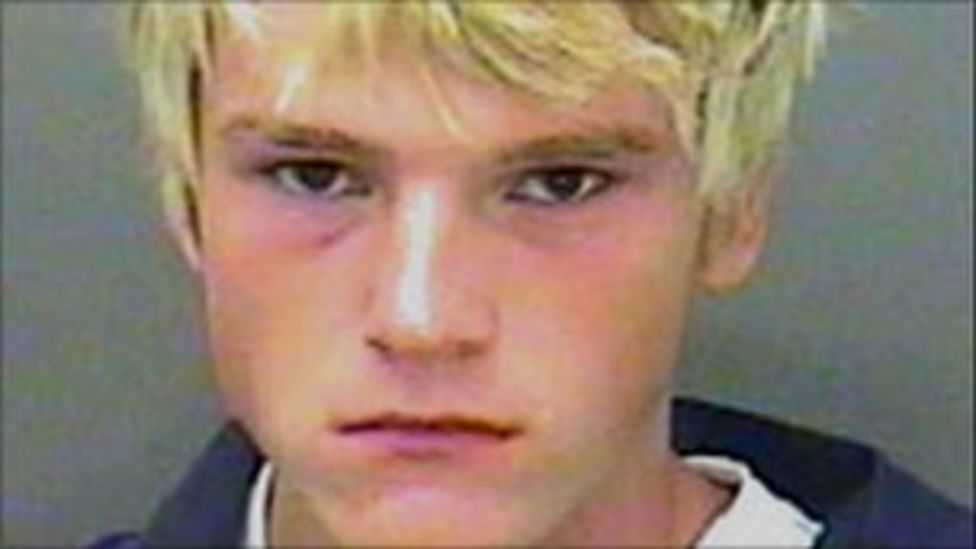 Single punch death victim's father talks to prisoners - BBC News