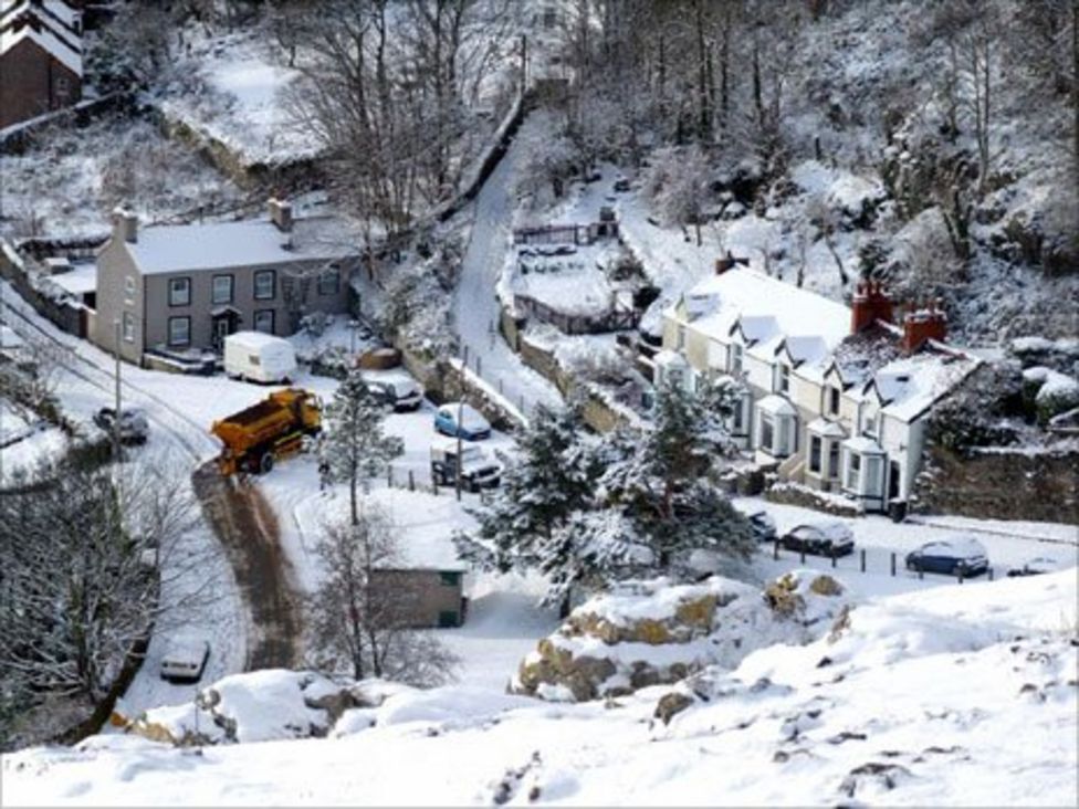 Snow chaos hitting trade hard, say business leaders - BBC News