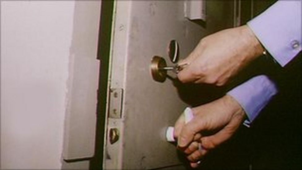 Wrexham custody conditions criticised, amid praise - BBC News