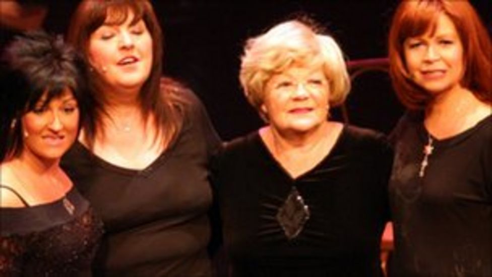 Musical 'lease of life' for Swansea singer Lyn Mackay - BBC News
