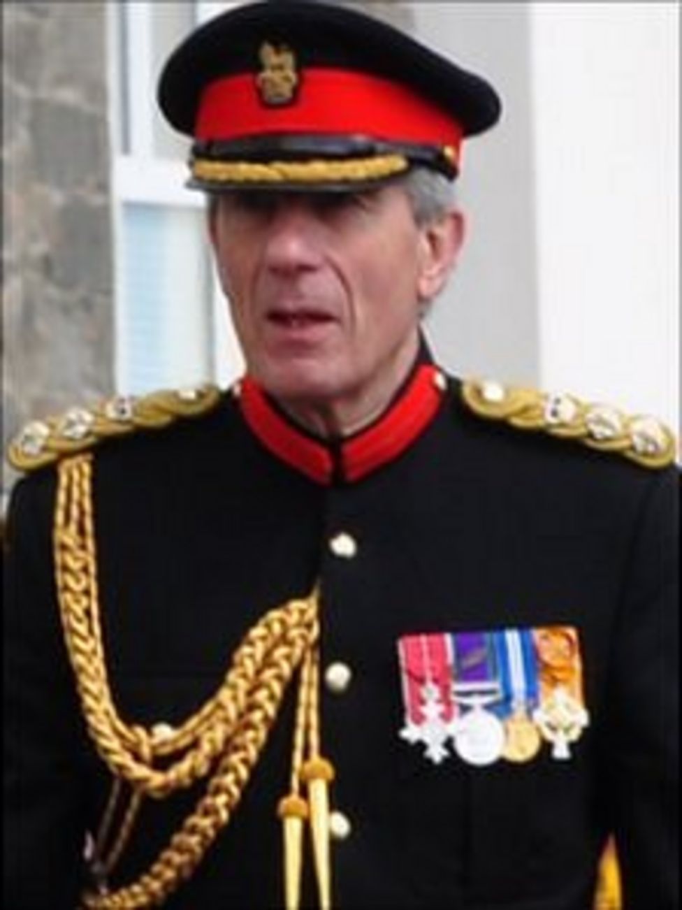 Guernsey man's service to the Queen rewarded - BBC News
