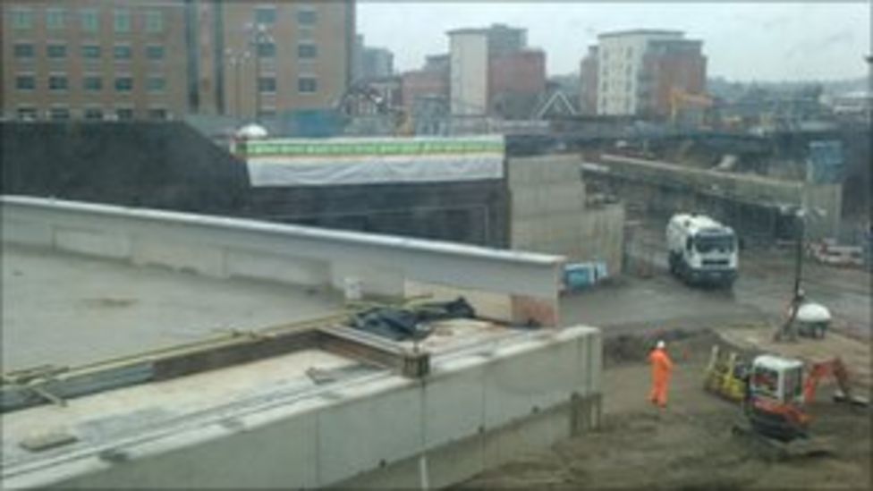 Old Reading station bridge joins Great Central Railway - BBC News