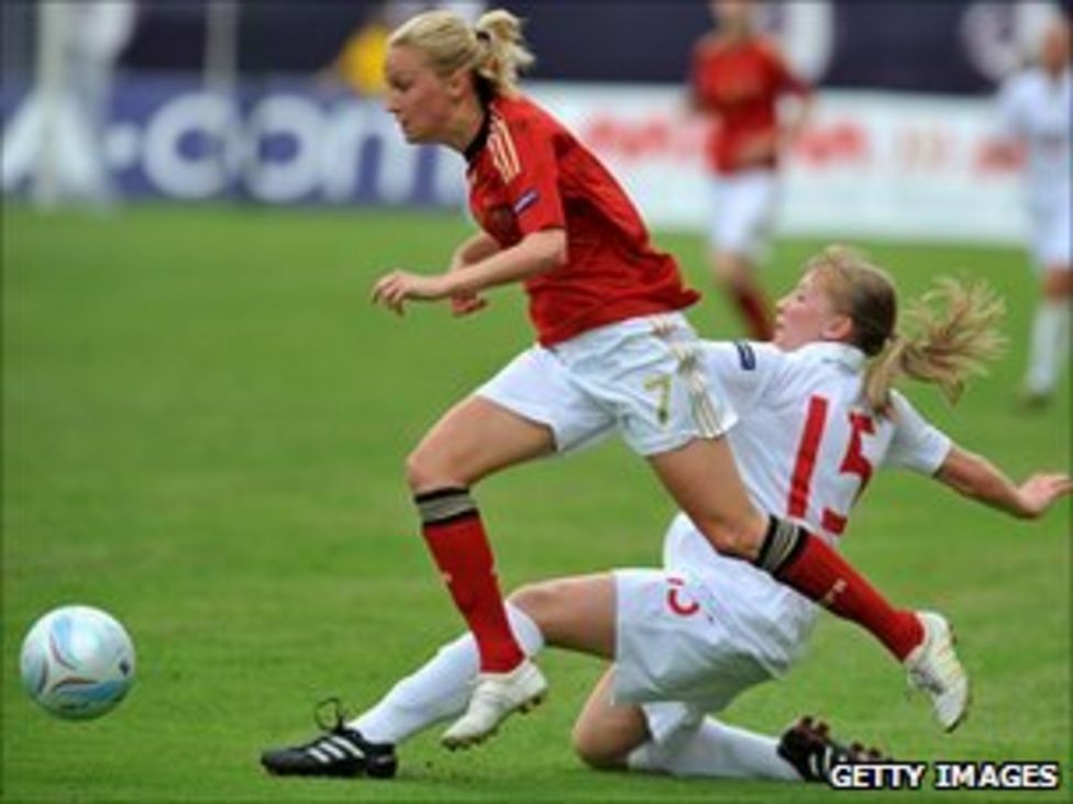 Women football players 'tough it out' through injury - BBC News