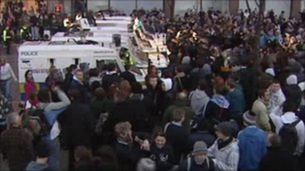 Students protest in Belfast - BBC News