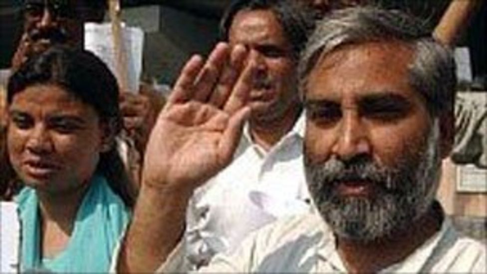 India social worker Sandeep Pandey returns top award - BBC News