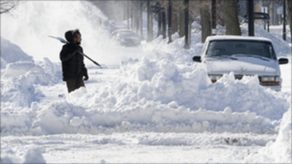 US and Canada dig out from deadly snow storm - BBC News