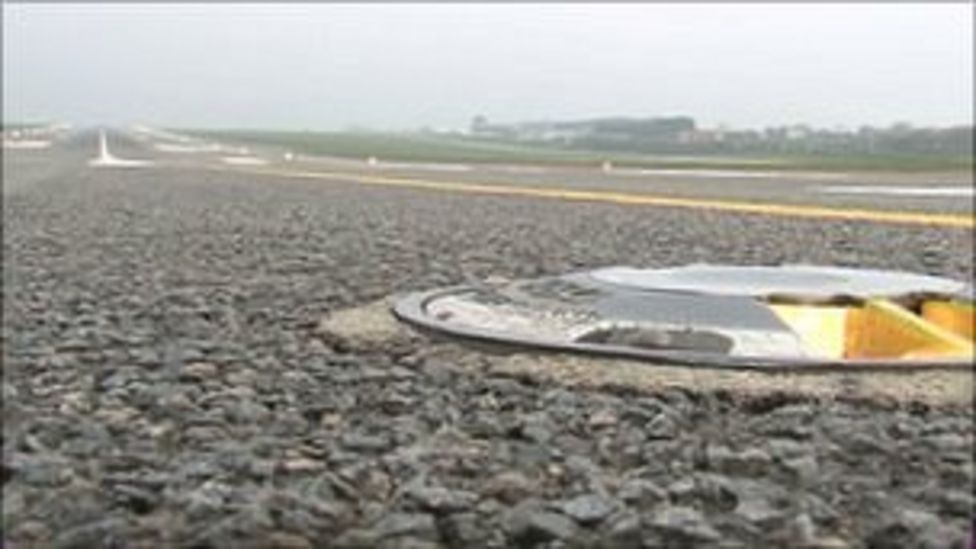 Guernsey runway barrier system 'more costly' - BBC News