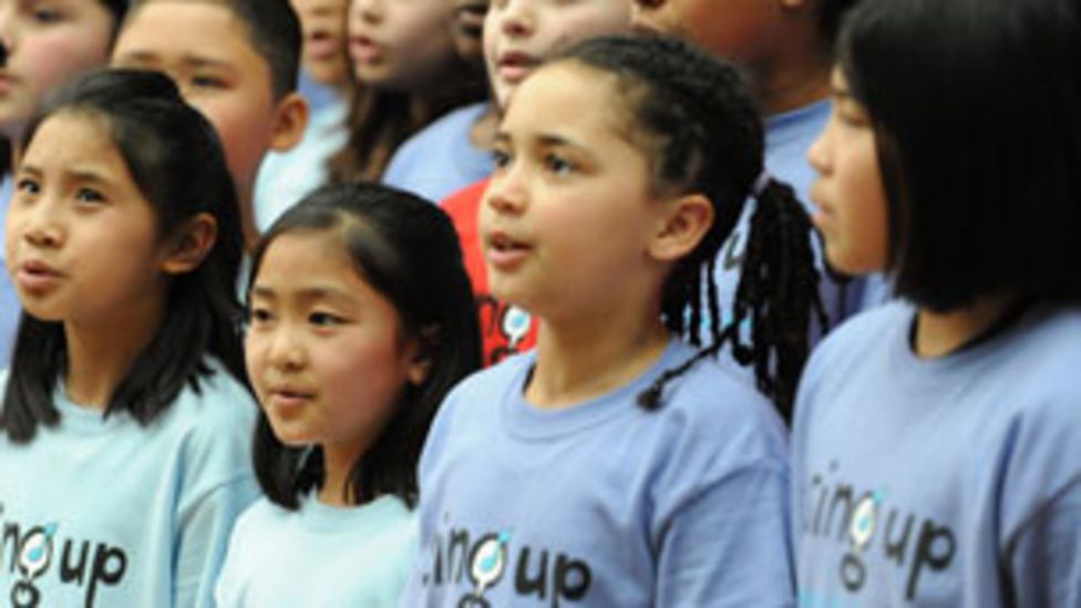 School singing 'can boost children's well-being' - BBC News