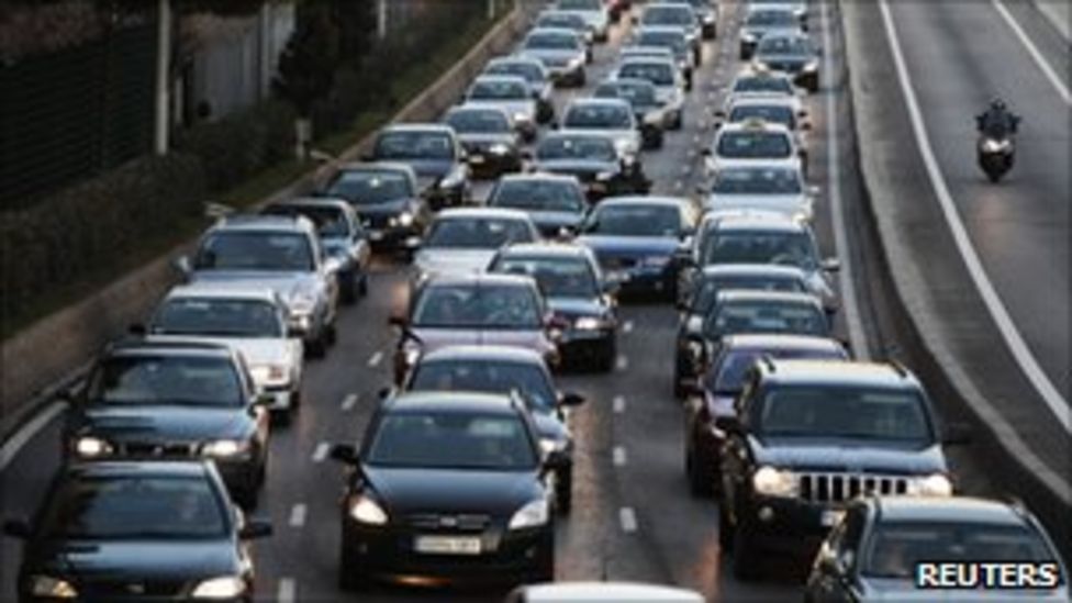 Madrid in smog warning to commuters - BBC News