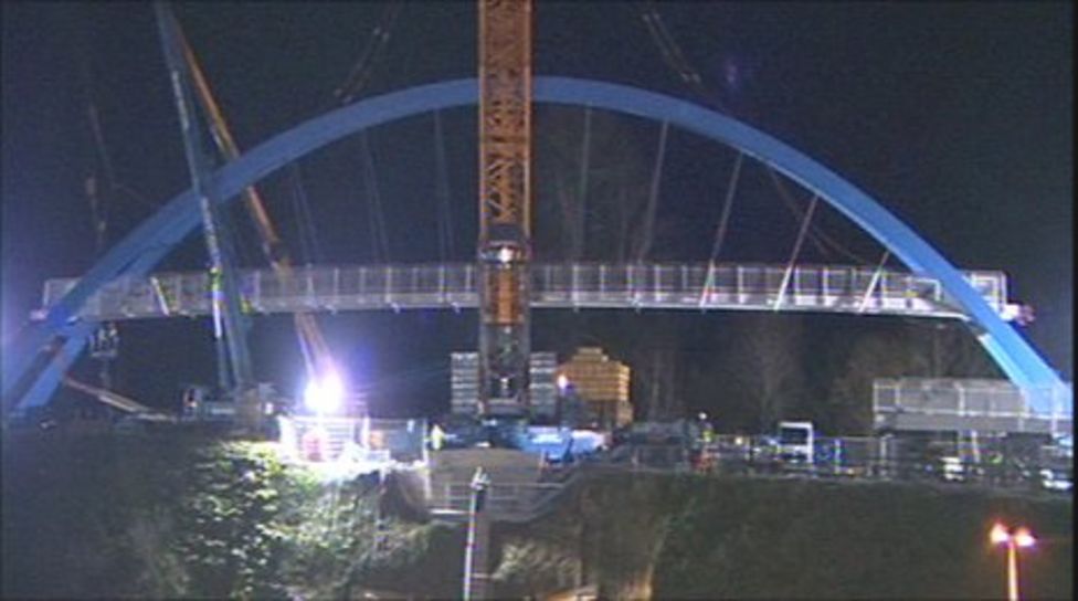 High winds prevent operation to lift new M5 bridge - BBC News