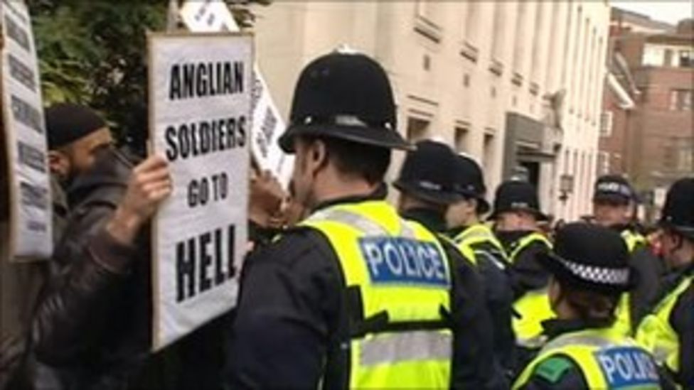 Luton army parade protesters lose High Court appeal - BBC News