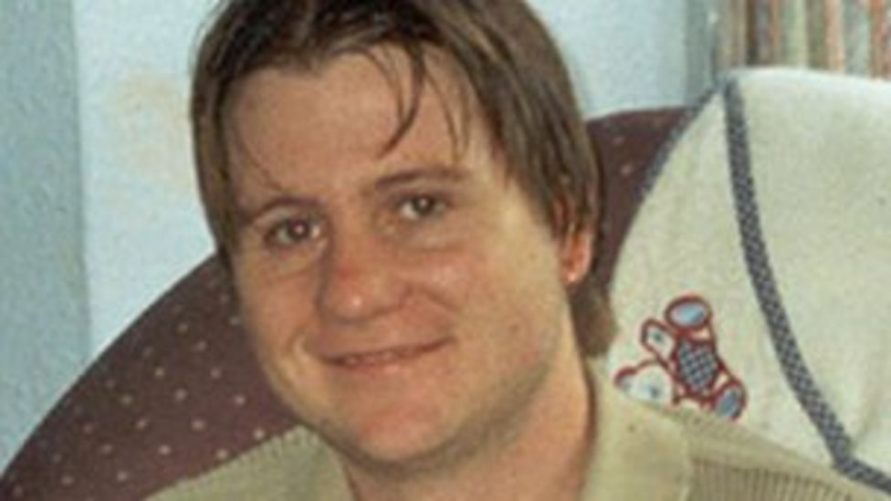 Tullis Russell firm fined £260,000 over roofer's death - BBC News