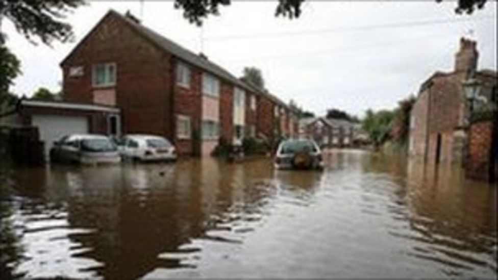 Emergency crews take part in Humber flood exercise - BBC News