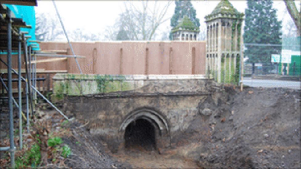 Fulham Palace's medieval moat excavated - BBC News