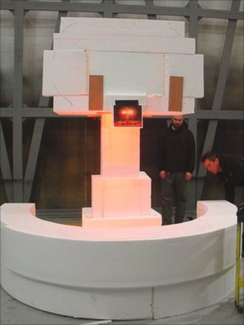 Tech Know: Carving an atomic bomb - BBC News