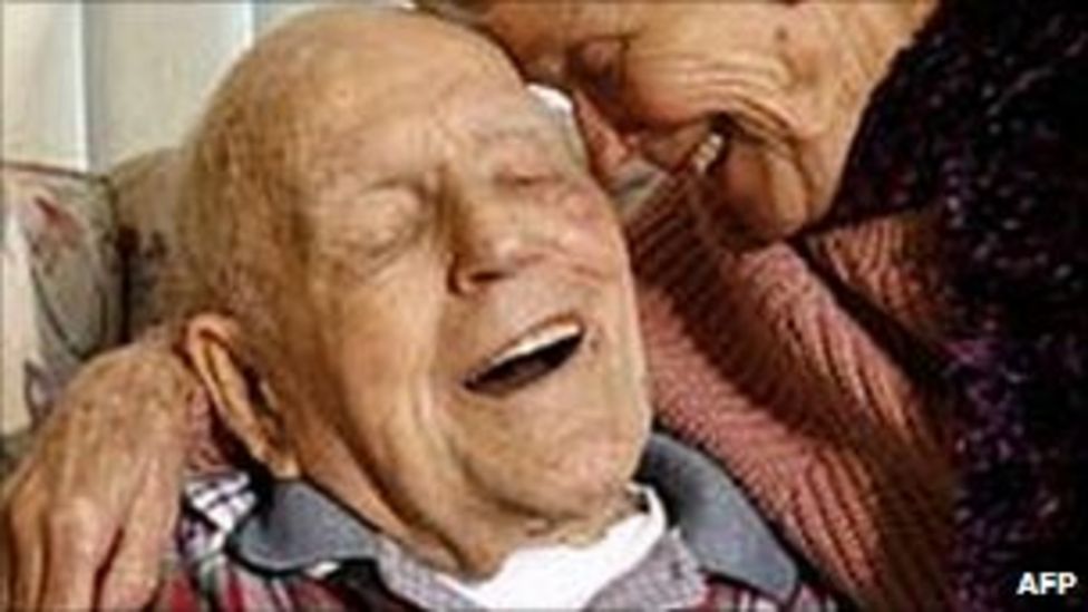 WWI veteran Claude Choules celebrates 110th birthday - BBC News