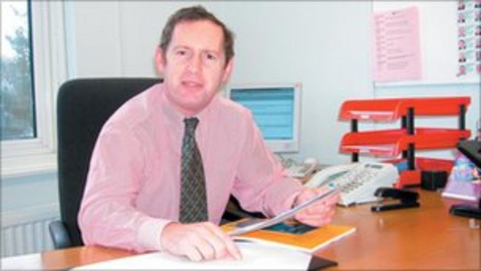 Herefordshire Council leader Roger Phillips to leave - BBC News