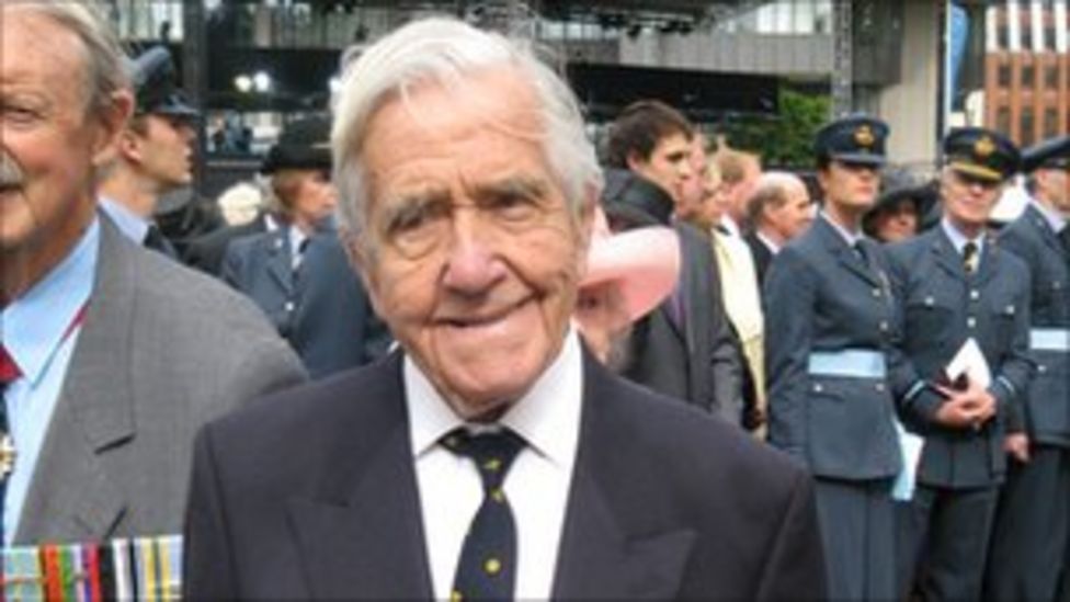 Great Escape pilot's Spitfire memories - BBC News