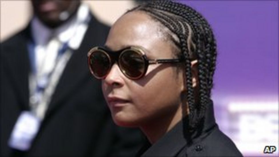 Wire actress Felicia 'Snoop' Pearson held in drug raid - BBC News