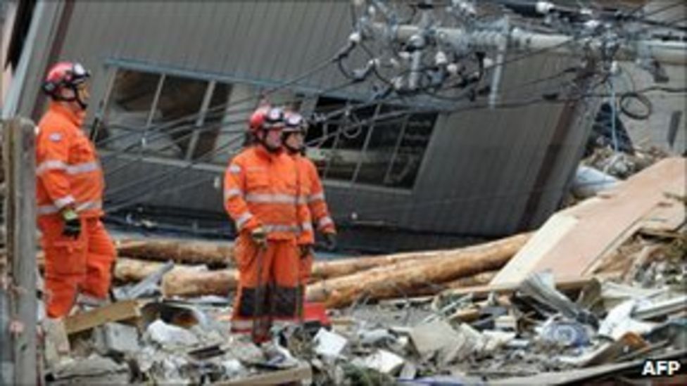 Japan earthquake: International teams in rescue effort - BBC News