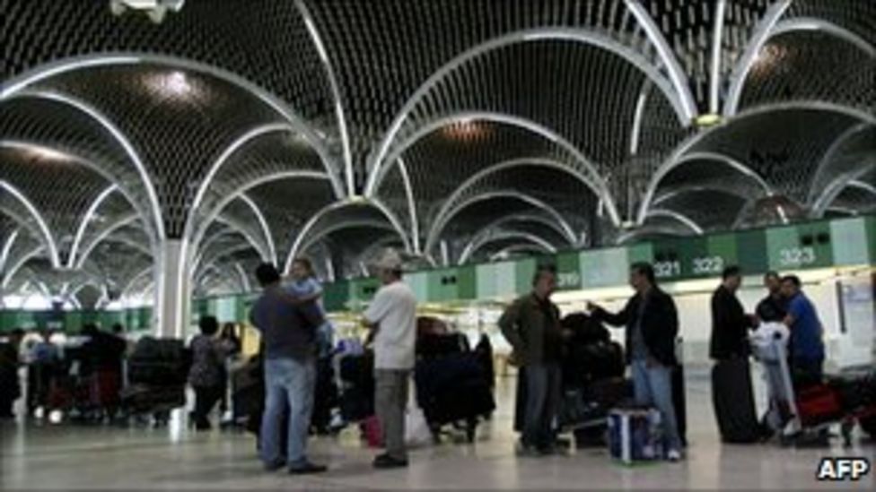 Life in Iraq as seen by travellers at Baghdad airport - BBC News