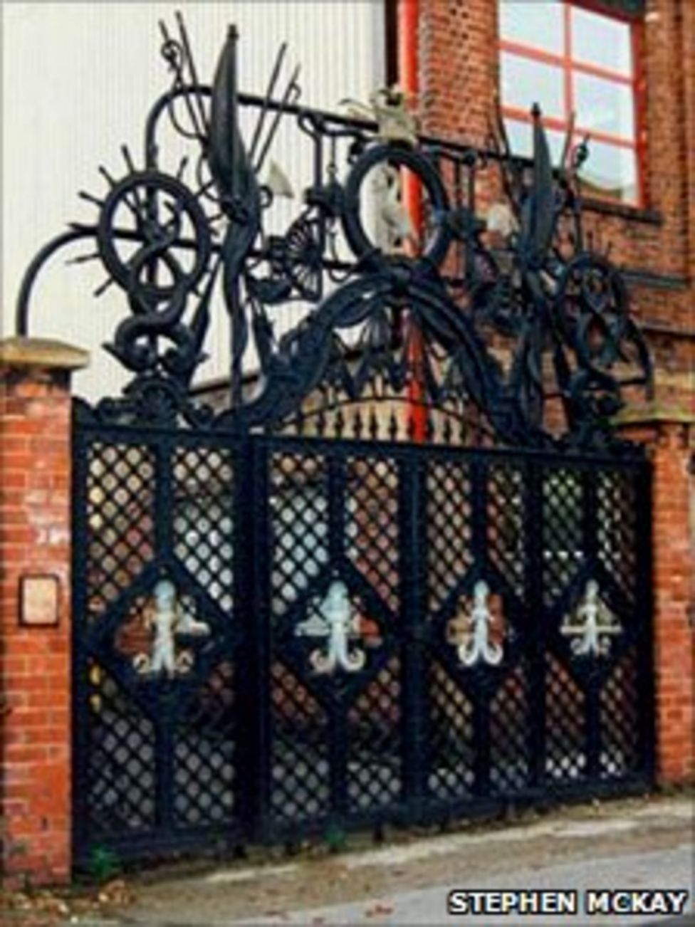 Liverpool Sailors' Home gates returning to city - BBC News